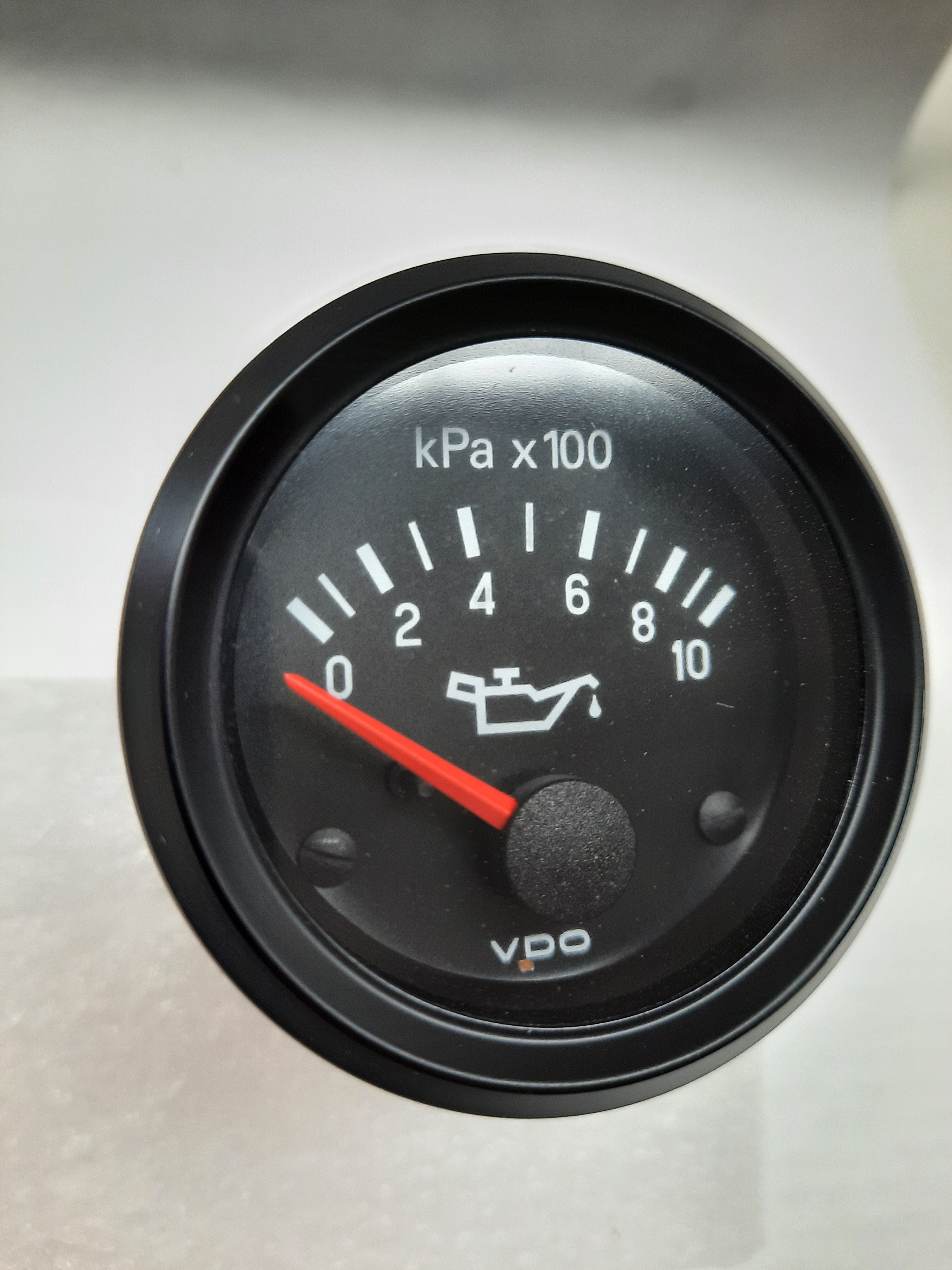 Pressure Gauge 52MM 24V 1000KPA [VDO COCKPIT INT.] [350040017] – Robinson Instruments